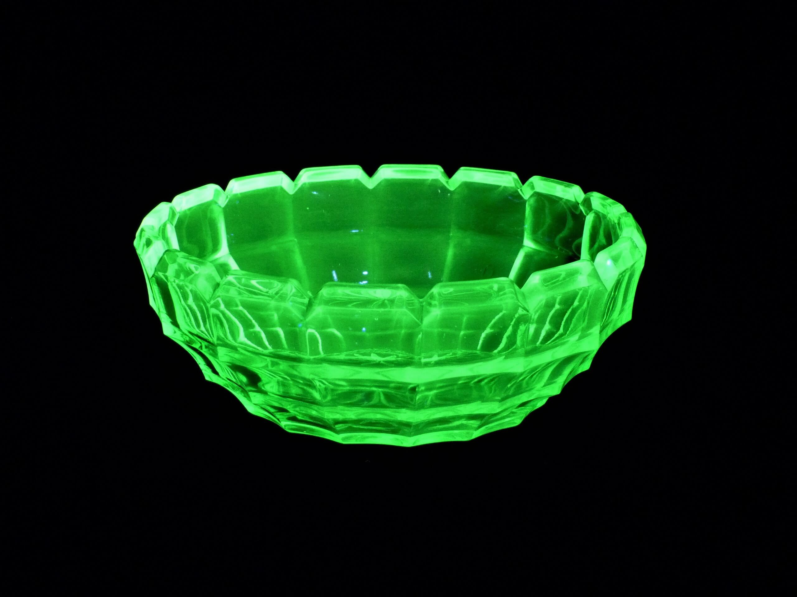 Art Deco Green Uranium Glass Large Bowl | DecorativeVintage ...